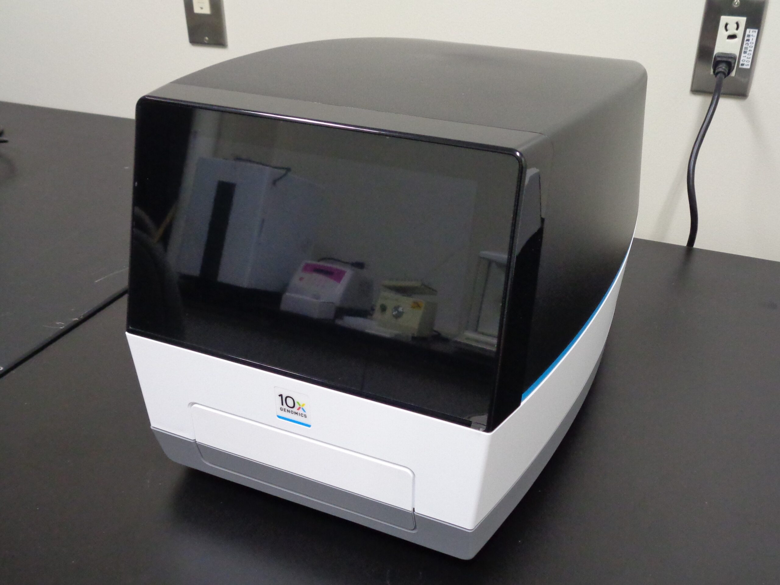 シングルセル解析装置 10xChromium iX | 愛媛大学学術支援センター(ADRES) 医科学研究支援部門 バイオインフォマティクス支援分野